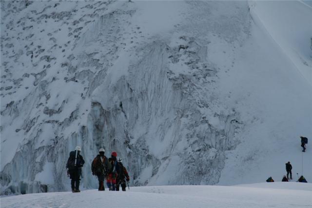 Escalada en la Quebrada Ishinca Nevados Urus, Ishinca & Tocllaraju ...